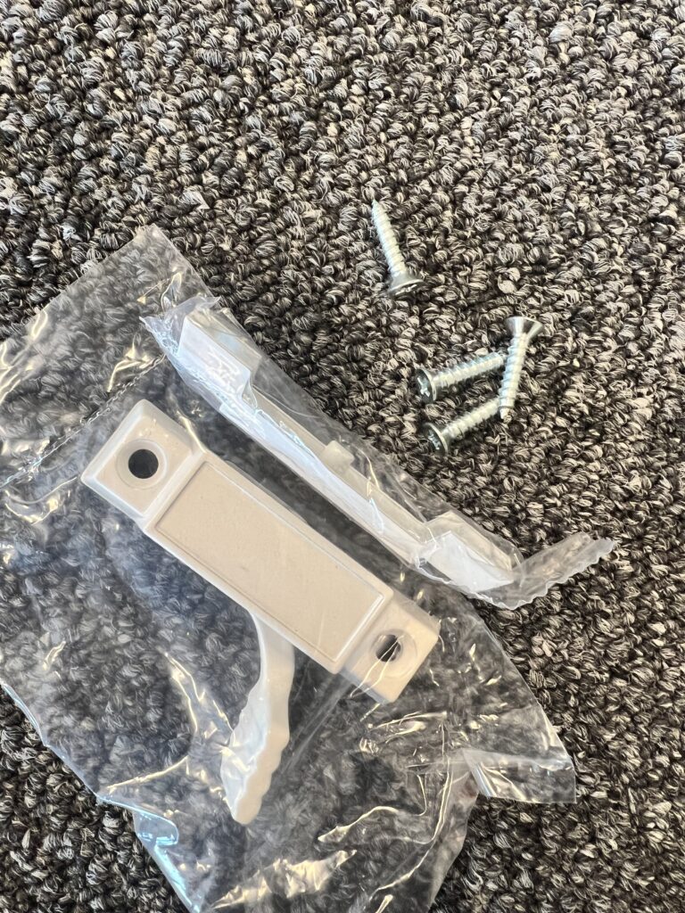 Sash Lock with Keeper, White