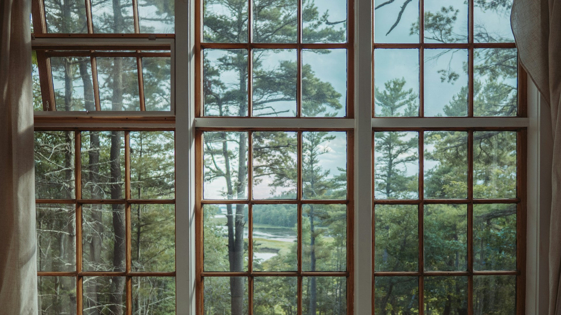 Stop Drafts: Fix Window Glass Issues Before Winter Hits